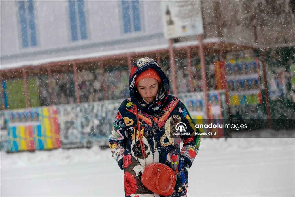 Kiev'de kar yağışı - Anadolu Ajansı