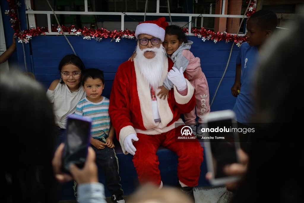 Bogotada Noel Baba Yerinden Edilmiş çocukları Sevindirdi Anadolu Ajansı