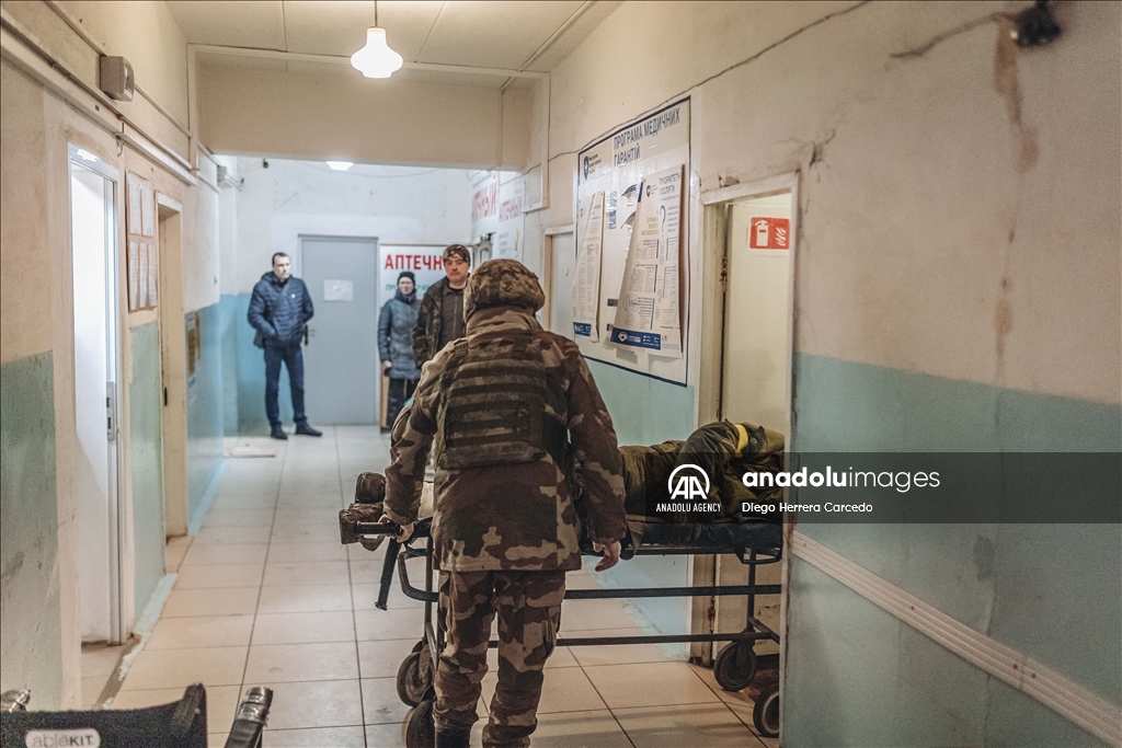 Ukrainian army medics treat wounded Ukrainian soldiers in Donbass ...