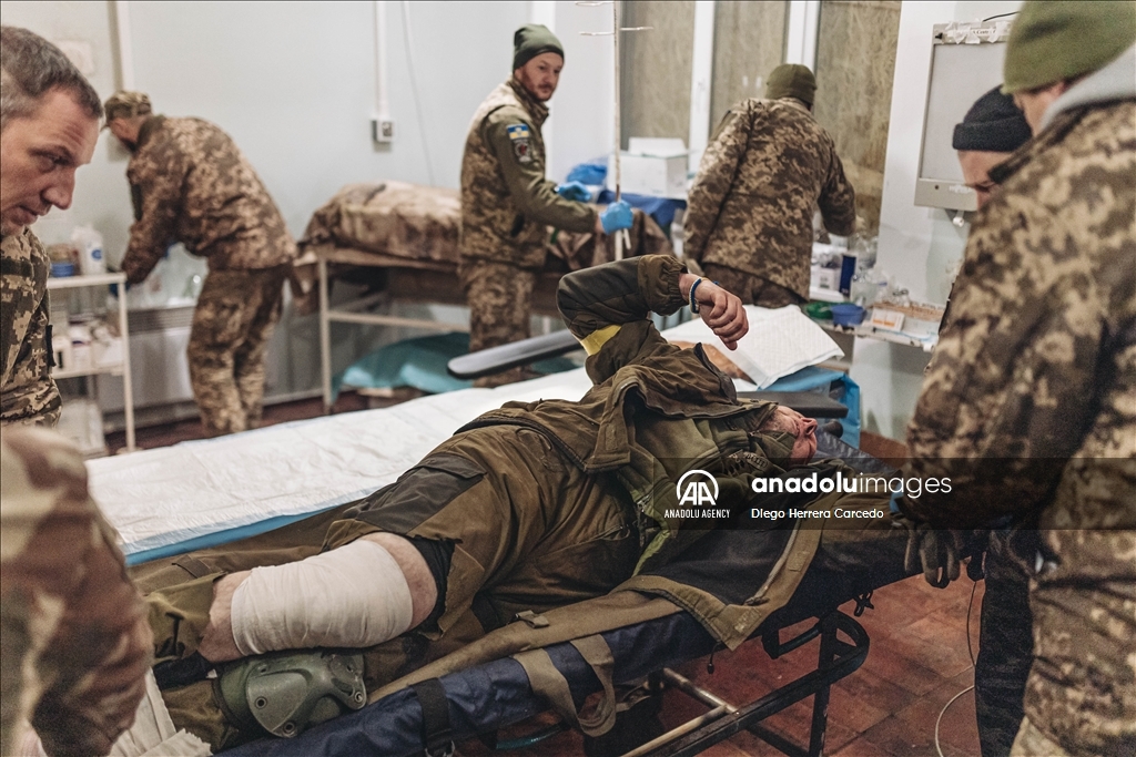 Ukrainian army medics treat wounded Ukrainian soldiers in Donbass ...