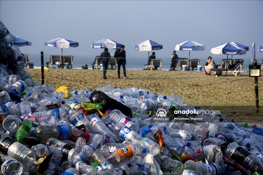 Bangladeş'te plastik atıklardan yapılan 13 metre uzunluğunda canavar ...