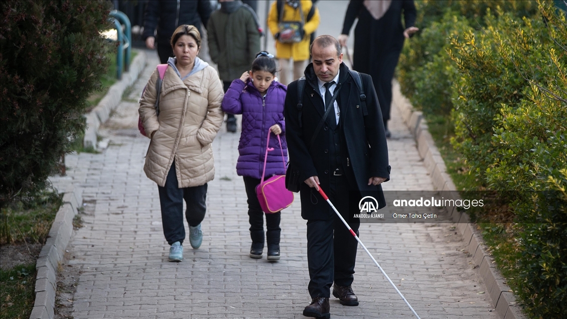 AA, kendisi gibi görme engelli öğrencileri geleceğe hazırlayan ...