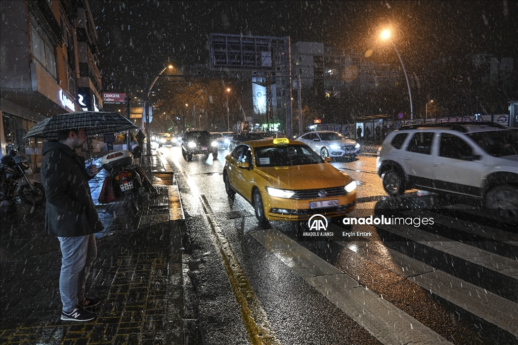 Ankara'da kar yağışı - Anadolu Ajansı