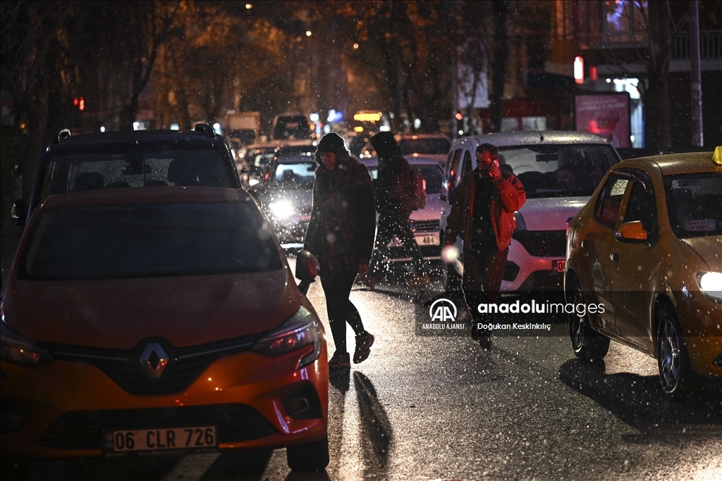 Ankara'da kar yağışı - Anadolu Ajansı