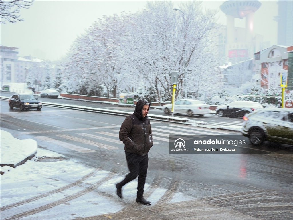 Ankara'da kar yağışı - Anadolu Ajansı