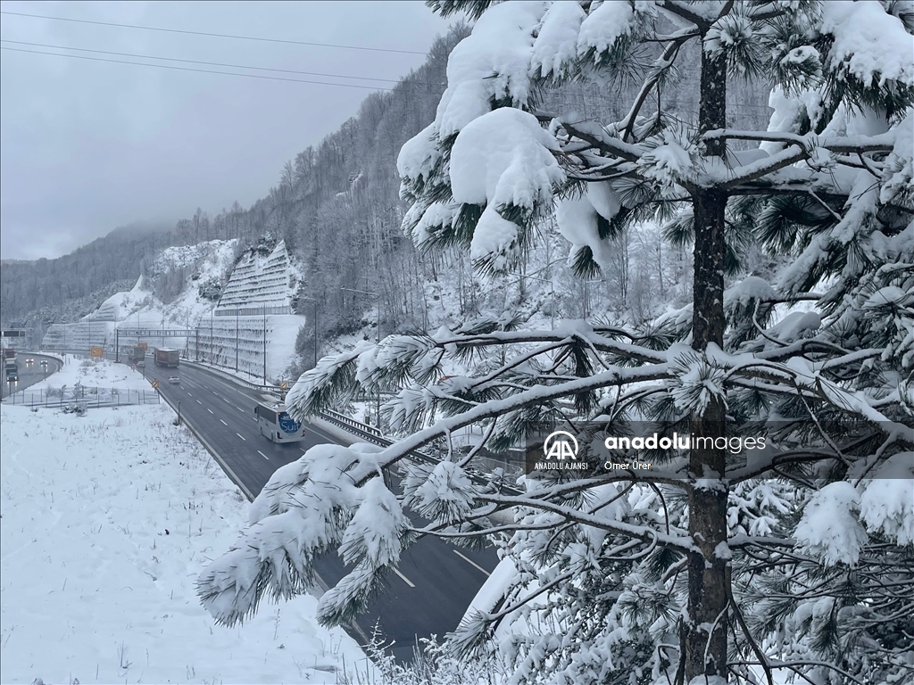 Bolu Dağı'nda kar etkili oluyor