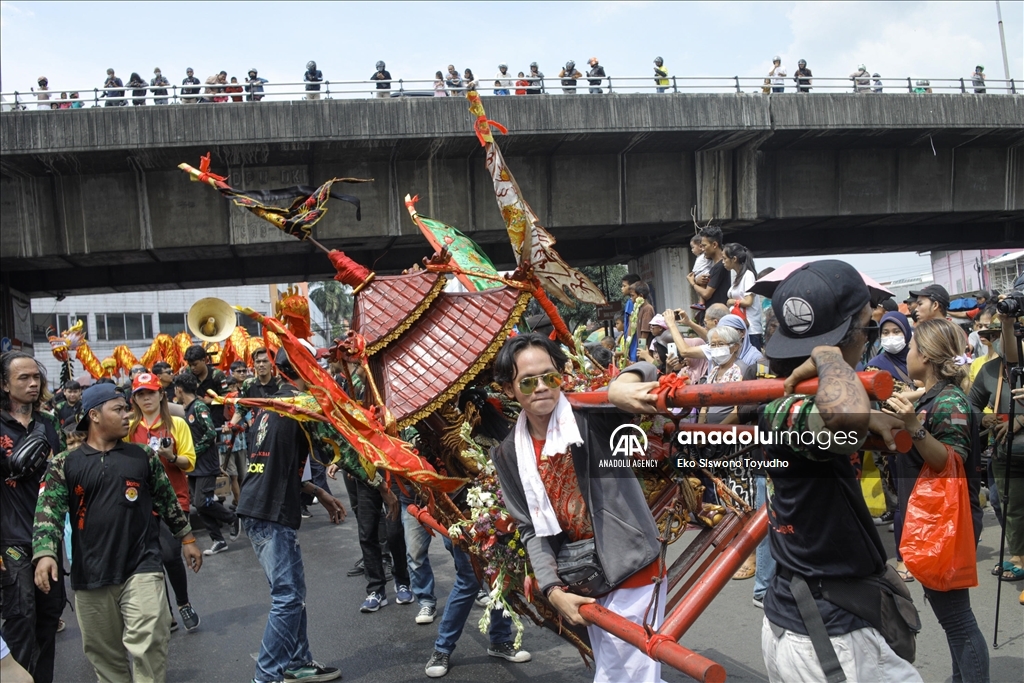 People participate in the Cap Go Meh cultural parade in Jakarta ...