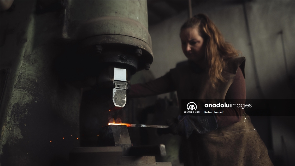 Slovakya'daki 5 kadın demirciden biri olan Andrea Kosec - Anadolu Ajansı