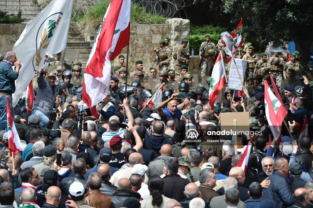 Lebanese protest to low wages - Anadolu Ajansı
