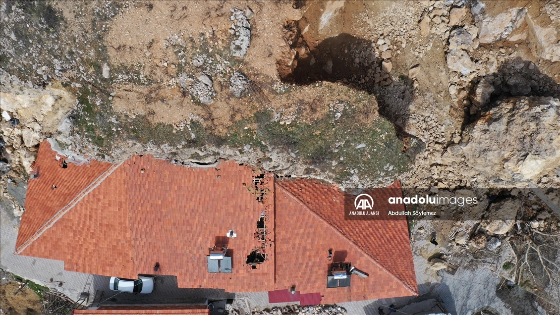 İncirli köyünde dağlardan kopan dev kayalar evlere ağır hasar verdi ...