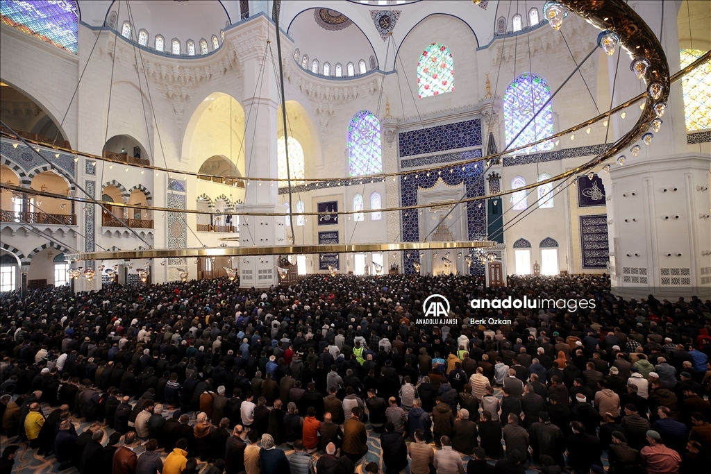 İstanbul'daki camilerde ramazanın ilk cuma namazı kılındı - Anadolu Ajansı