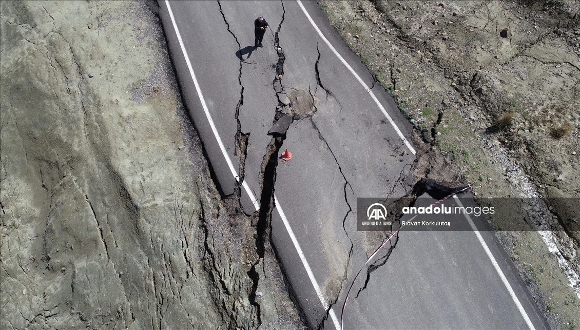 Bingöl'de heyelan nedeniyle köy yolunda çökme meydana geldi - Anadolu ...
