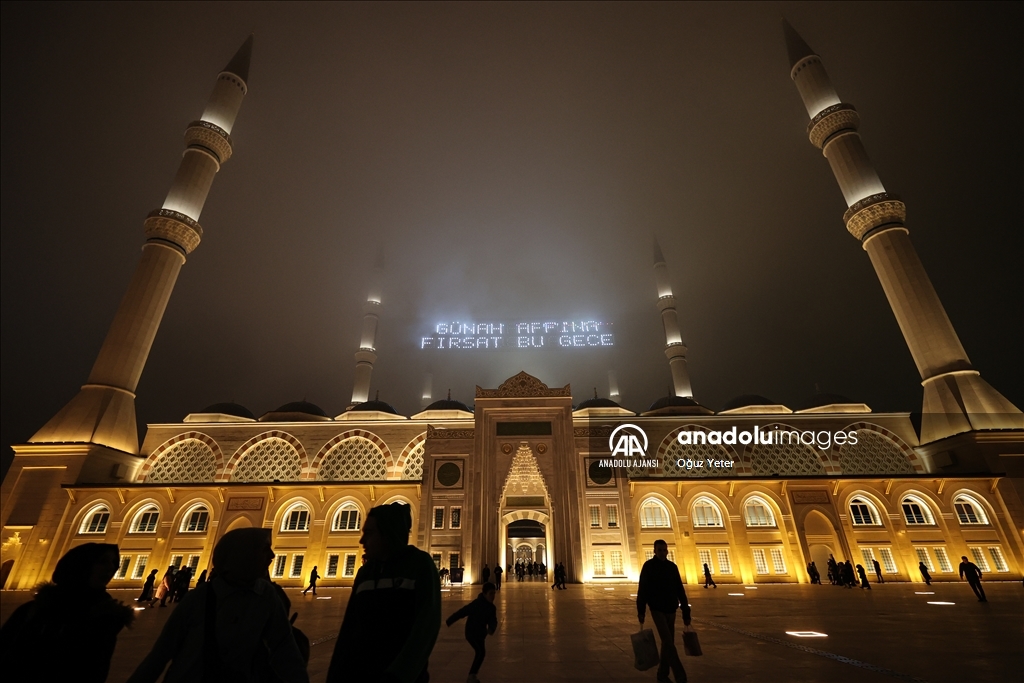 Kadir Gecesi dualarla idrak edildi - Anadolu Ajansı