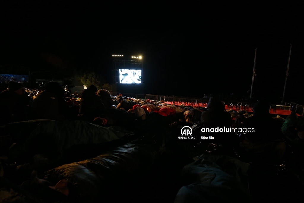 Anzak Koyu'nda geleneksel "Şafak Ayini" yapıldı - Anadolu Ajansı