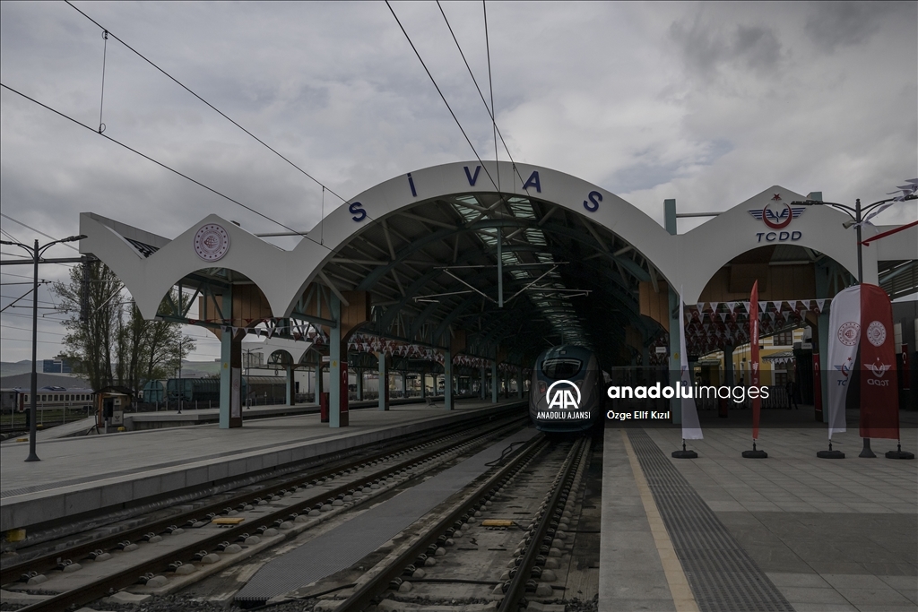 Ankara-Sivas Hızlı Treni ücretsiz yolcularıyla ilk seferini tamamladı ...