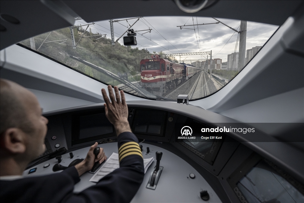 Ankara-Sivas Hızlı Treni ücretsiz yolcularıyla ilk seferini tamamladı ...