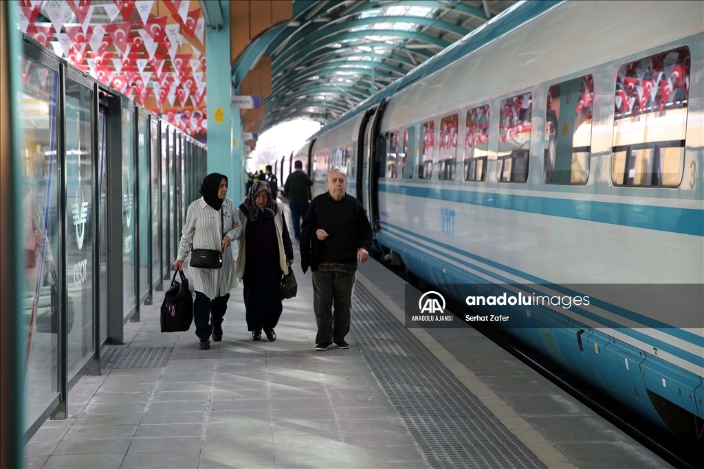 Ankara-Sivas Yüksek Hızlı Treni, ilk ücretsiz yolcularıyla Ankara'ya ...