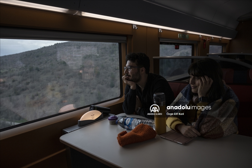 Ankara-Sivas Hızlı Treni ücretsiz yolcularıyla ilk seferini tamamladı ...
