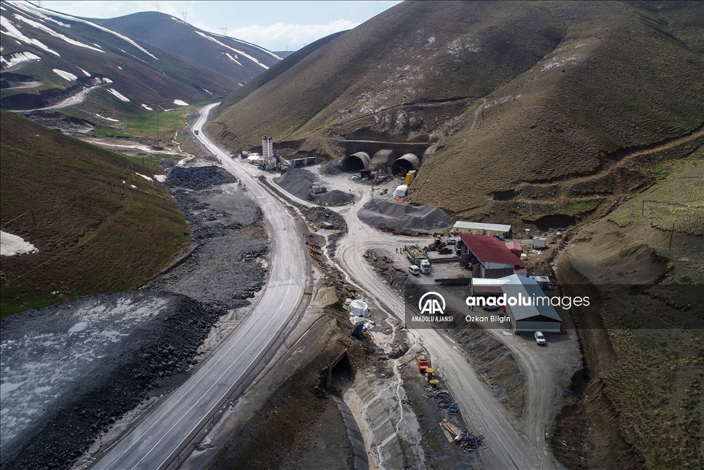 Van-Hakkari kara yolunda inşa edilen Güzeldere Tüneli'nde ışık göründü