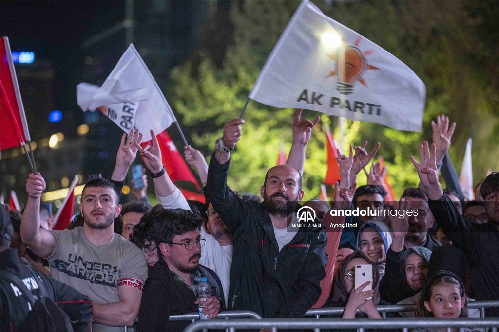 AK Partililer sevinç gösterisinde bulunuyor - Anadolu Ajansı