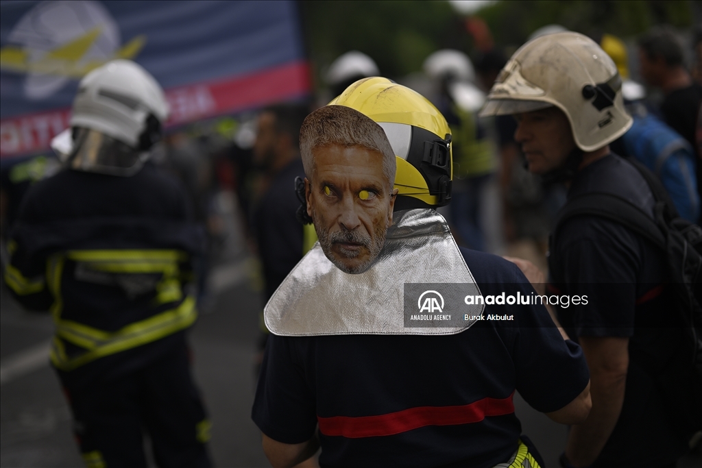 Firefighters demonstrate in Madrid - Anadolu Ajansı