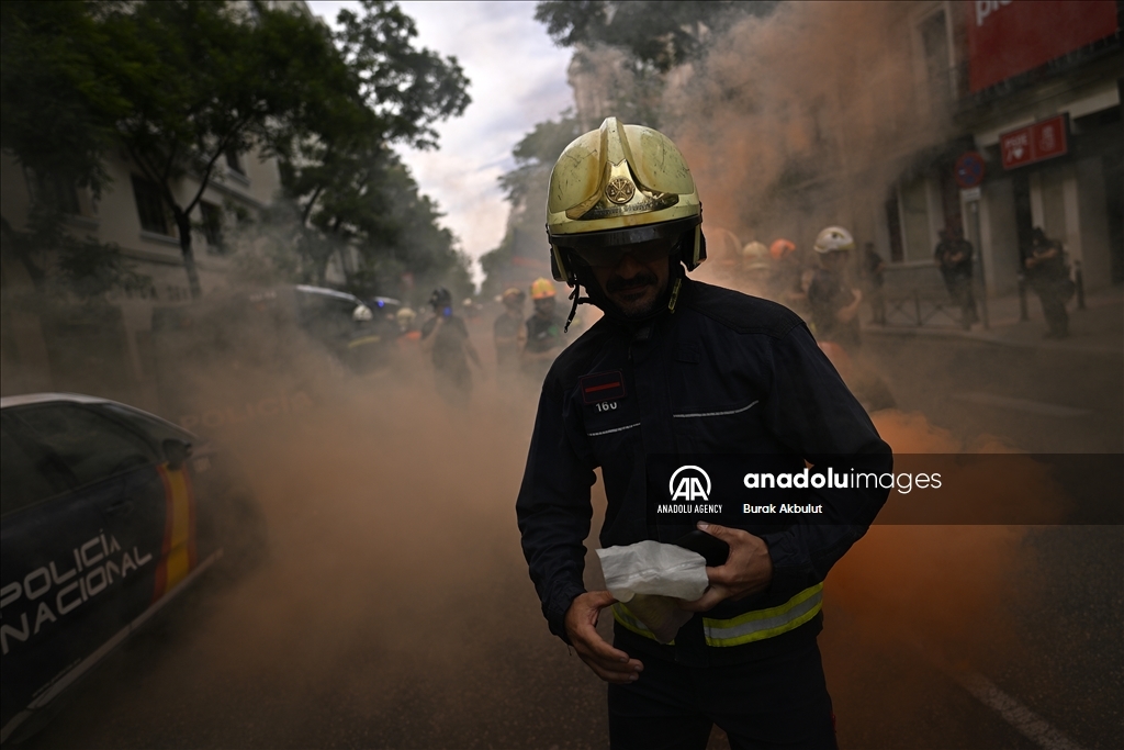 Firefighters demonstrate in Madrid - Anadolu Ajansı