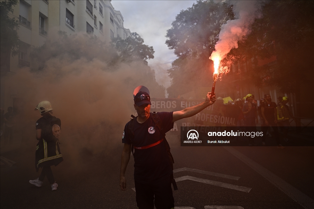 Firefighters demonstrate in Madrid - Anadolu Ajansı
