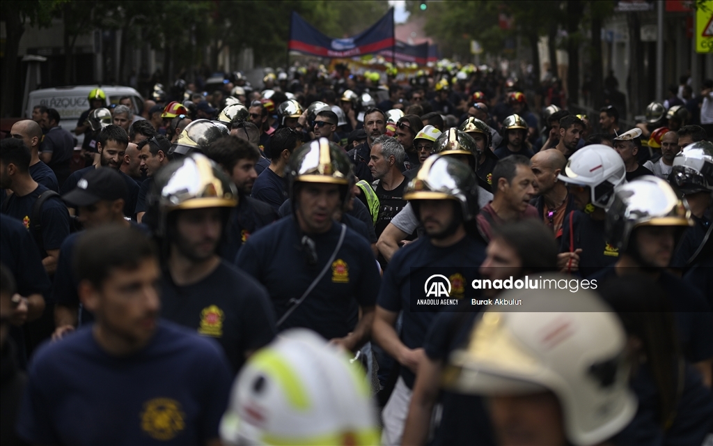 Firefighters demonstrate in Madrid - Anadolu Ajansı