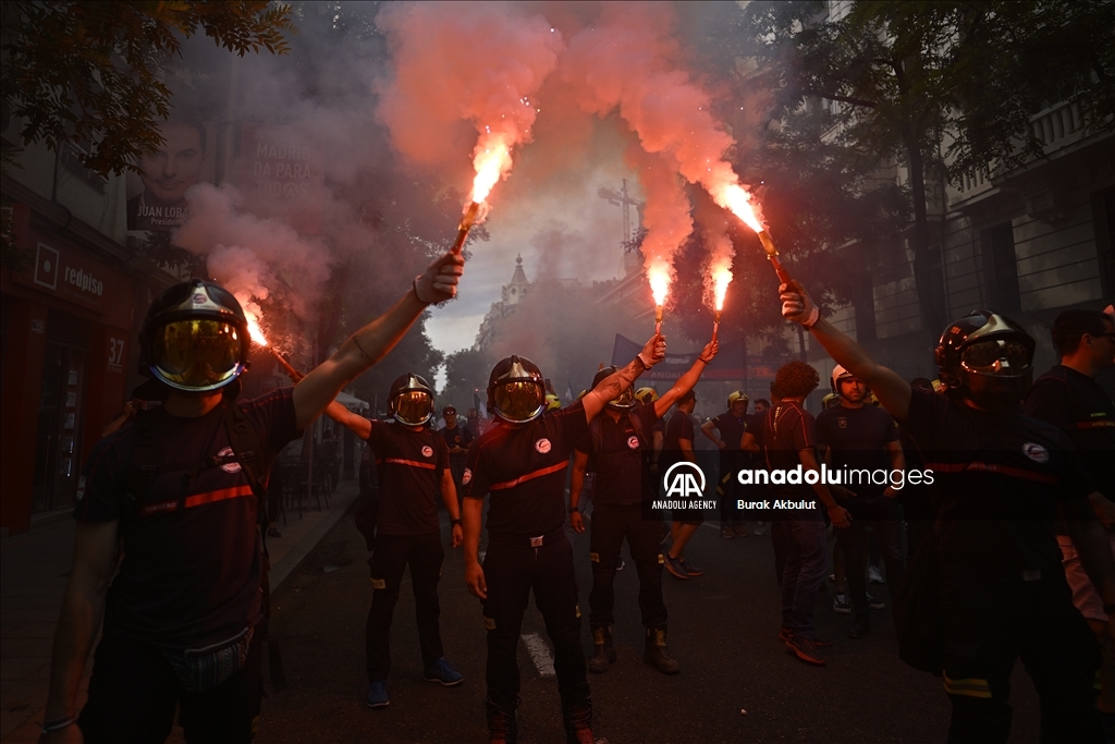 Firefighters demonstrate in Madrid - Anadolu Ajansı