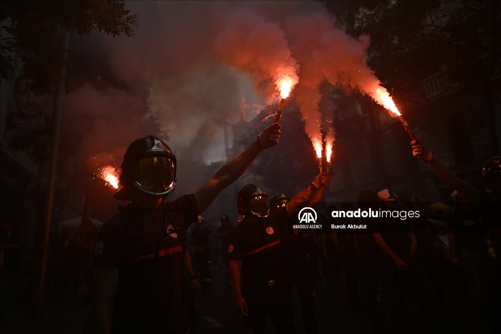 Firefighters demonstrate in Madrid - Anadolu Ajansı