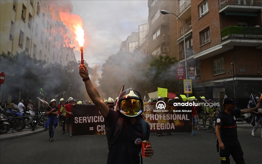 Firefighters demonstrate in Madrid - Anadolu Ajansı