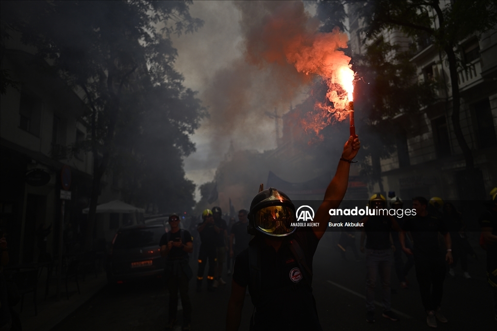 Firefighters demonstrate in Madrid - Anadolu Ajansı