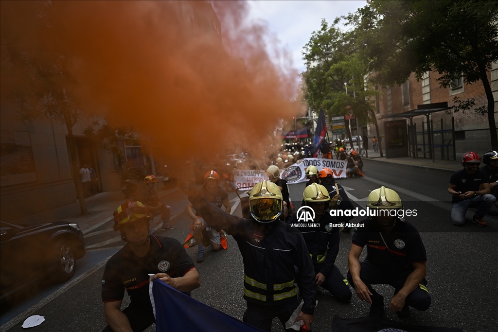 Firefighters demonstrate in Madrid - Anadolu Ajansı