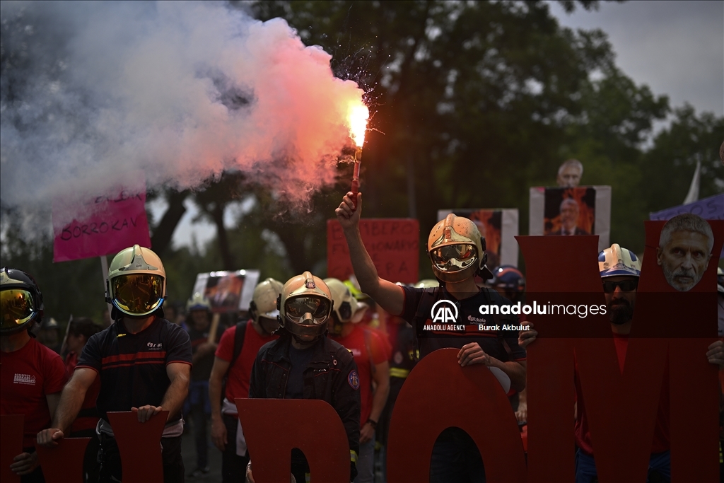 Firefighters demonstrate in Madrid - Anadolu Ajansı
