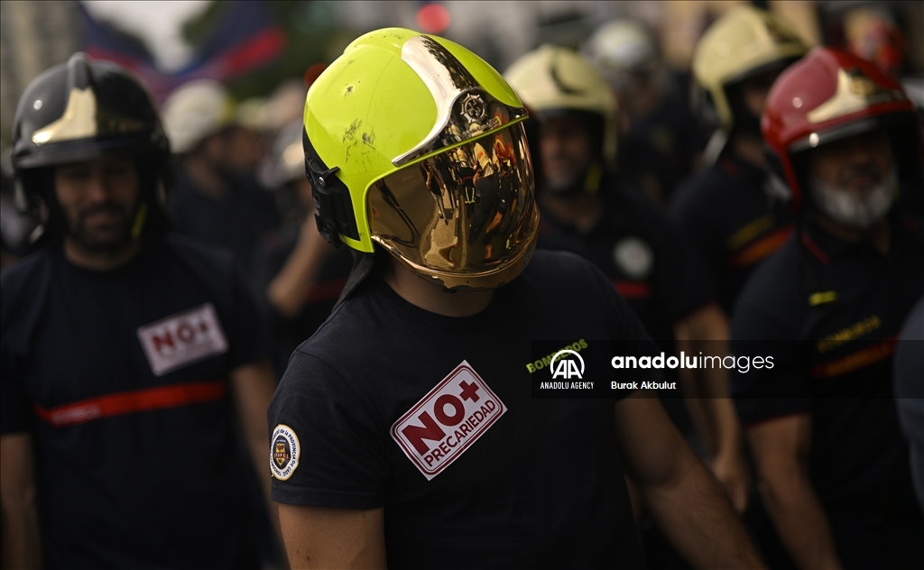 Firefighters demonstrate in Madrid - Anadolu Ajansı
