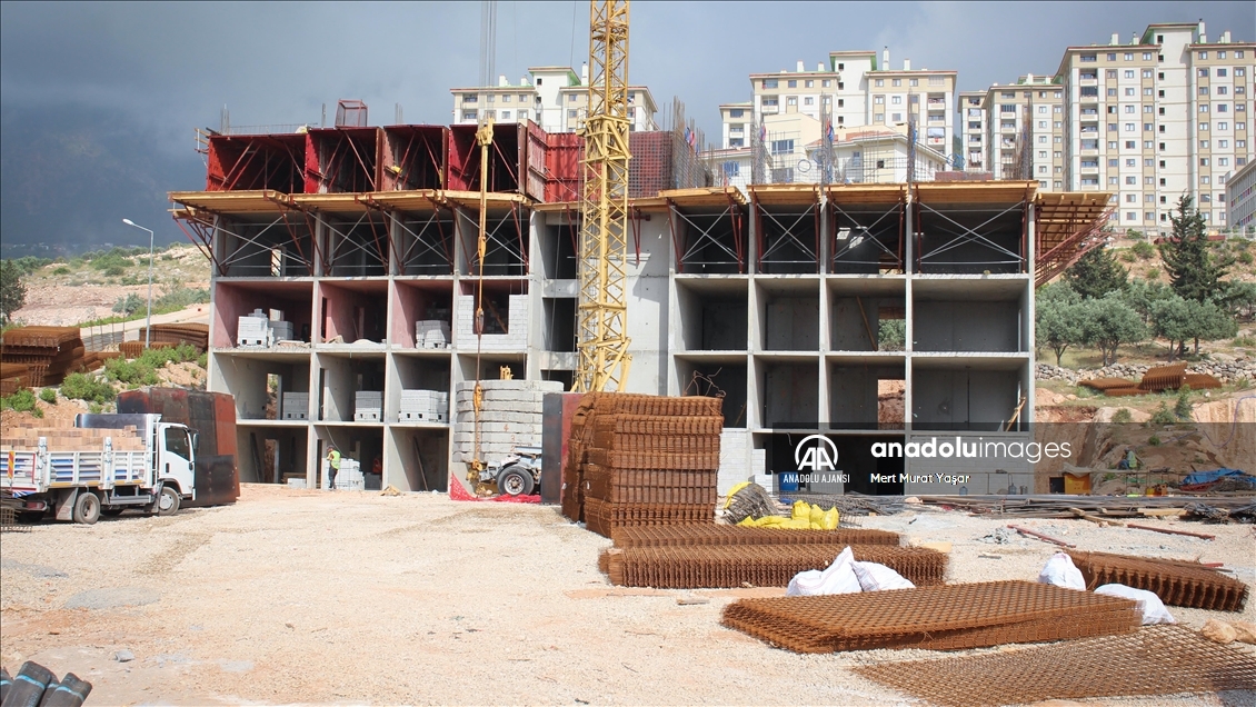 Depremlerden etkilenen İskenderun'da 1451 kalıcı konutun inşası sürüyor ...