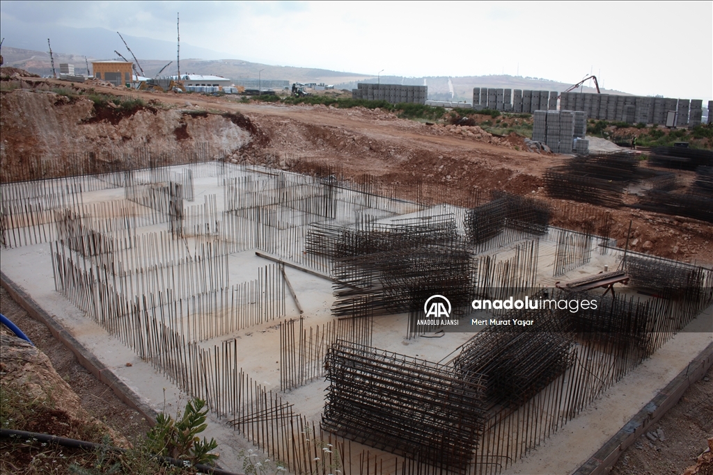 Depremlerden etkilenen İskenderun'da 1451 kalıcı konutun inşası sürüyor ...