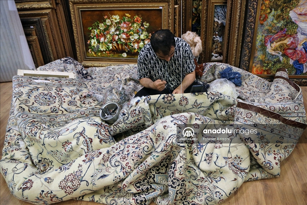 İranlı halı tamircileri, yıpranmış el dokuması halıları adeta "yeniden ...