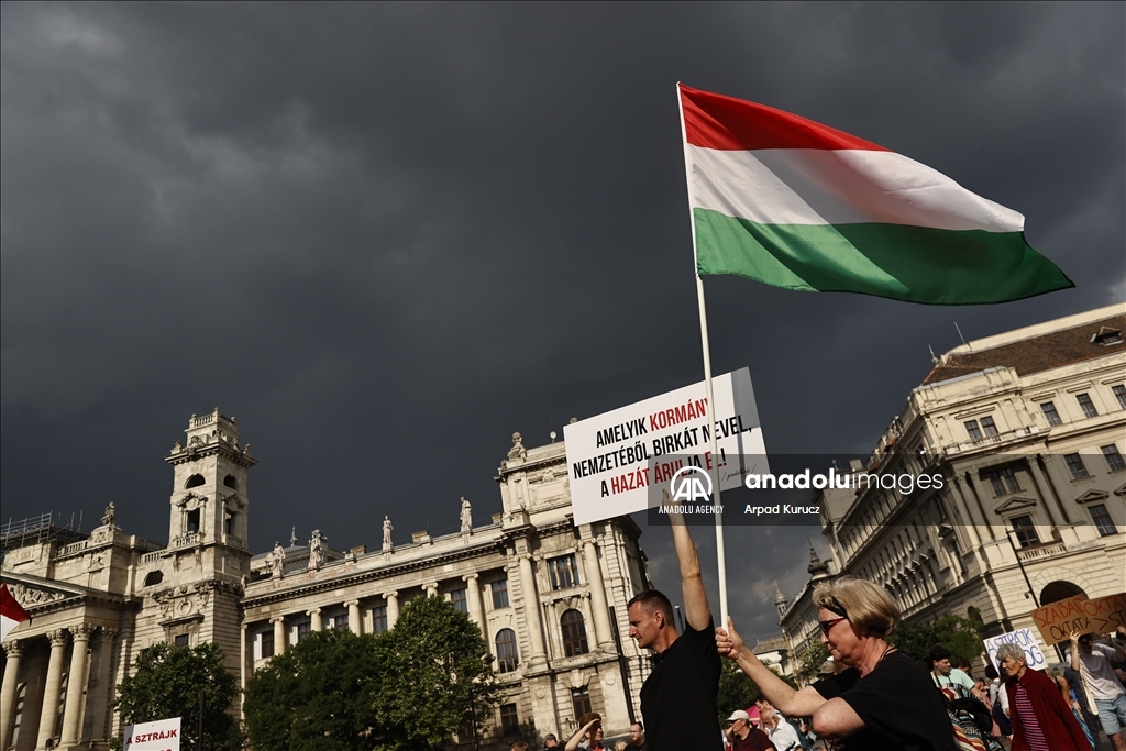 Teachers and students protest in Hungary - Anadolu Ajansı