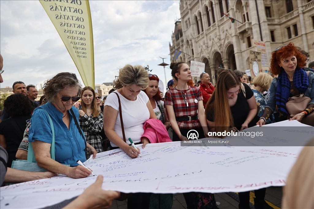 Teachers and students protest in Hungary - Anadolu Ajansı