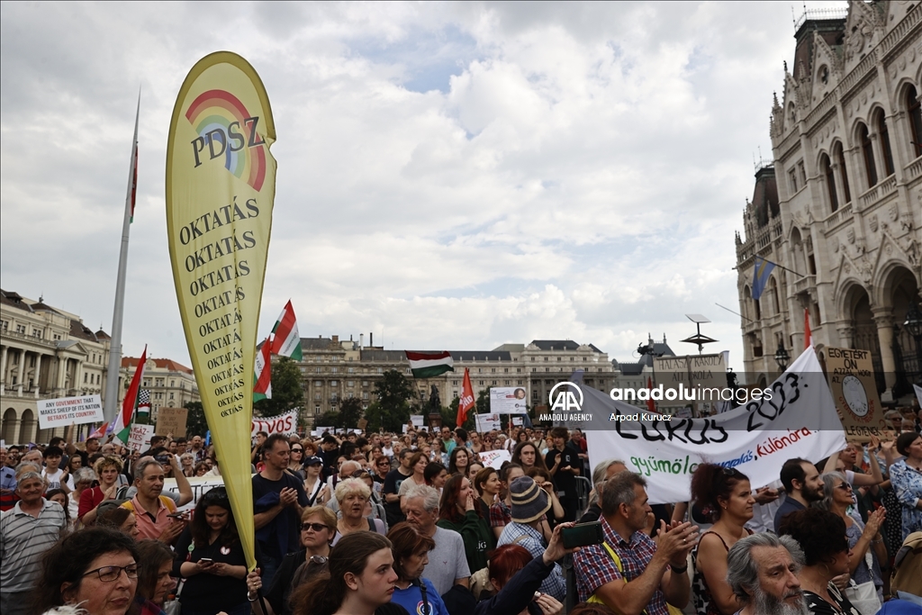 Teachers and students protest in Hungary - Anadolu Ajansı