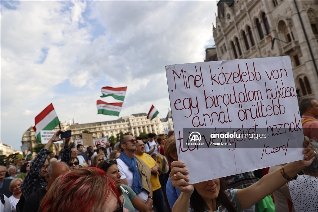 Teachers and students protest in Hungary - Anadolu Ajansı