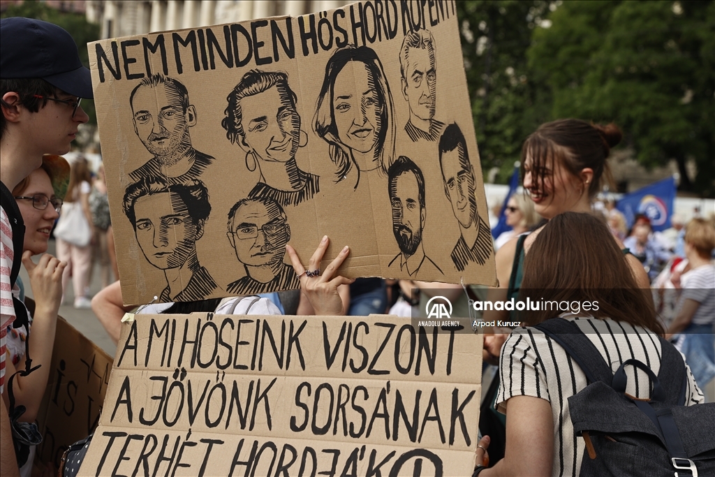 Teachers and students protest in Hungary - Anadolu Ajansı