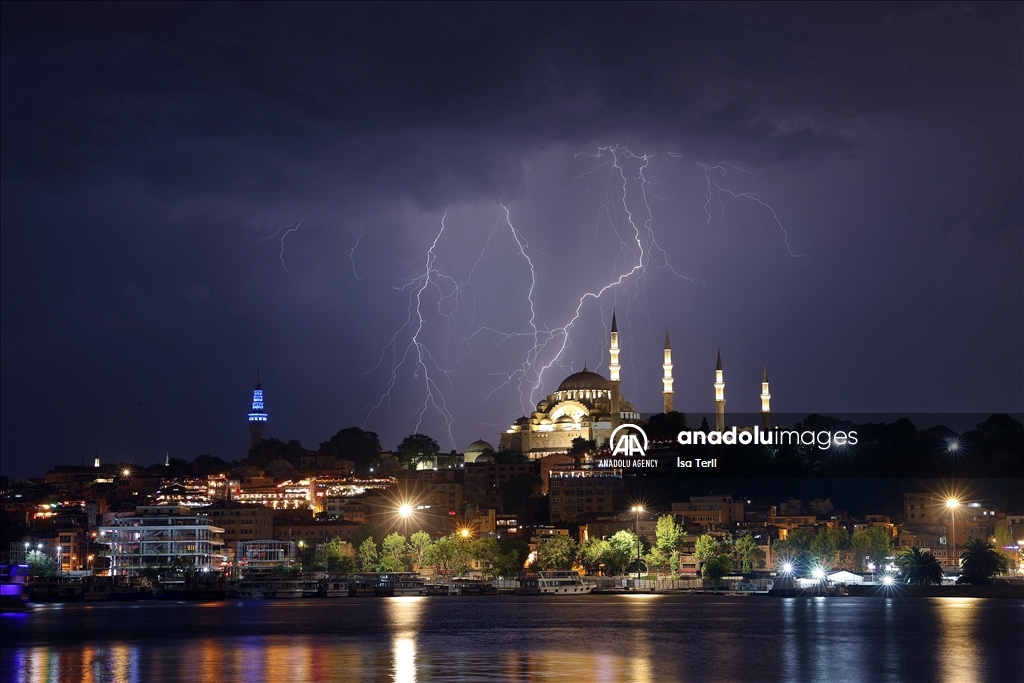 Lightnings strike over Istanbul - Anadolu Ajansı