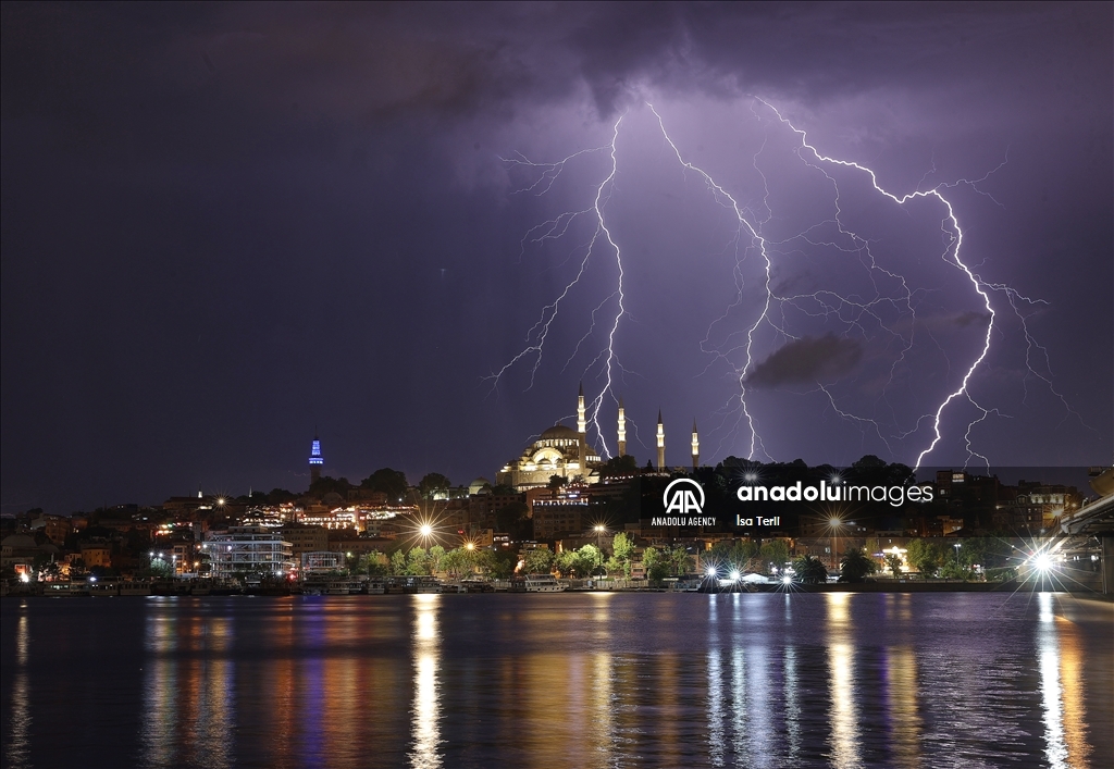 Lightnings strike over Istanbul - Anadolu Ajansı