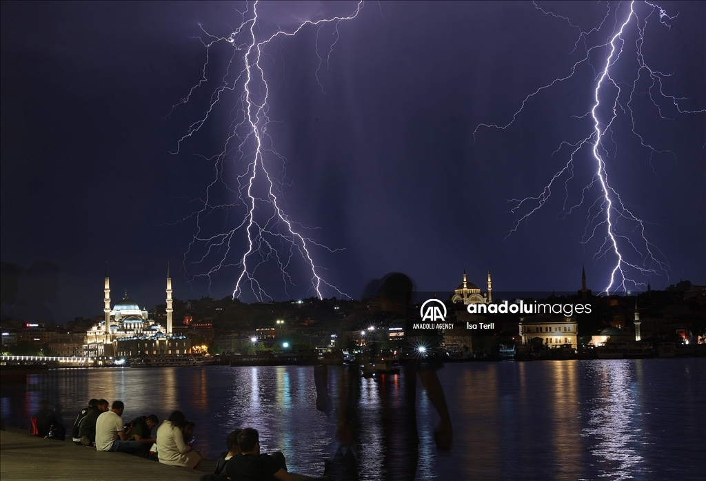 Lightnings strike over Istanbul - Anadolu Ajansı