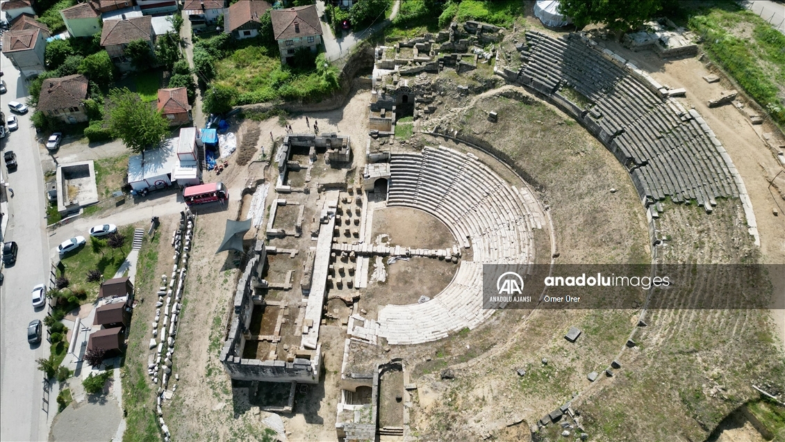 Kazı çalışmalarının sürdüğü Prusias ad Hypium Antik Kenti, FPV dron ile ...