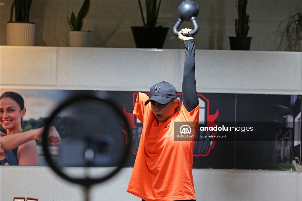 İranlı Khaki, tek eliyle crossfit sporcusu olmayı başardı - Anadolu Ajansı