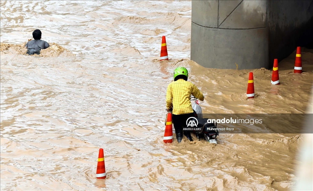 Lahor'da şiddetli yağışlar sele neden oldu - Anadolu Ajansı