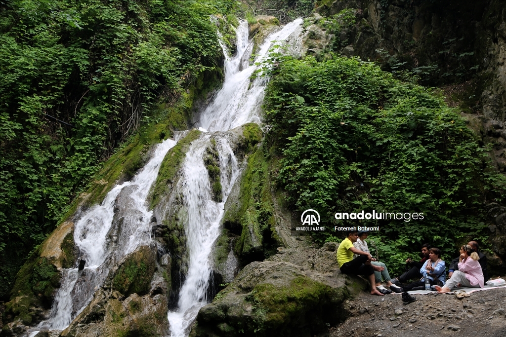 İran'ın Gülistan eyaletinde yaşayanlar bayramın tadını şelaleleriyle ...